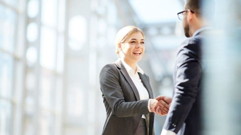 How to Introduce Yourself Professionally (with Examples)